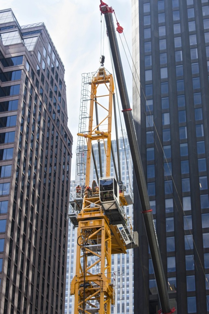 La nueva grúa con pluma abatible Liebherr 710 HC-L comienza su trabajo ...