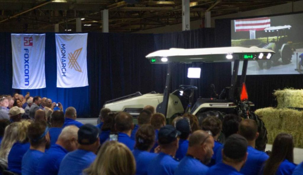 Foxconn y Monarch Tractor en un evento revelación del tractor Monarch MK-V