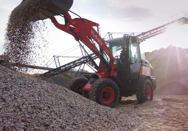 Apollo Tyres lanza dos neumáticos radiales para maquinaria compacta