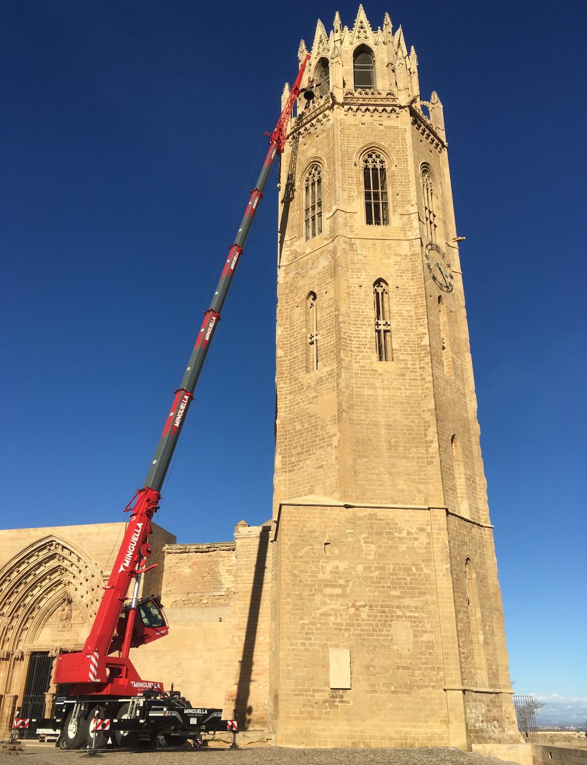 Liebherr presenta una nueva grúa sobre orugas LR 12500-1.0