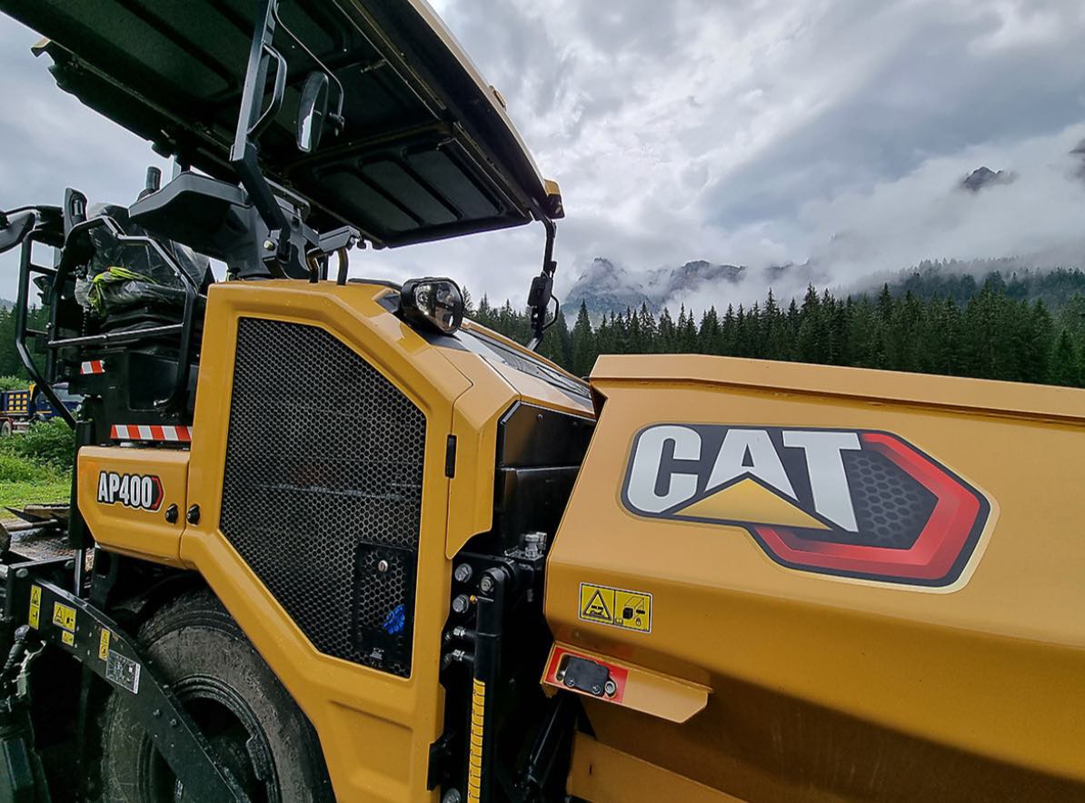 Caterpillar amplía su línea compacta de maquinas de carreteras