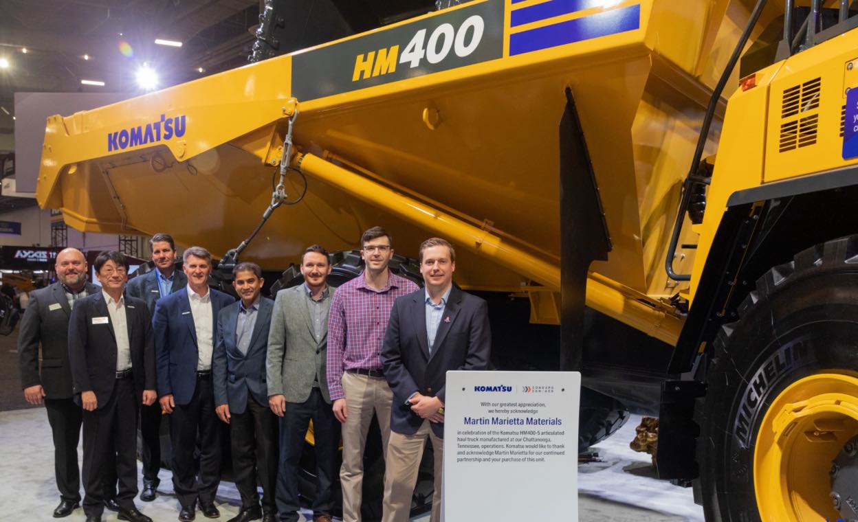 El camión articulado HM400-5 de Komatsu en Conexpo