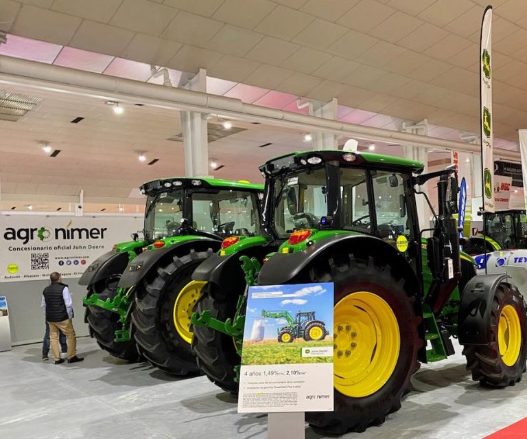 Foxconn y Monarch Tractor en un evento revelación del tractor Monarch MK-V