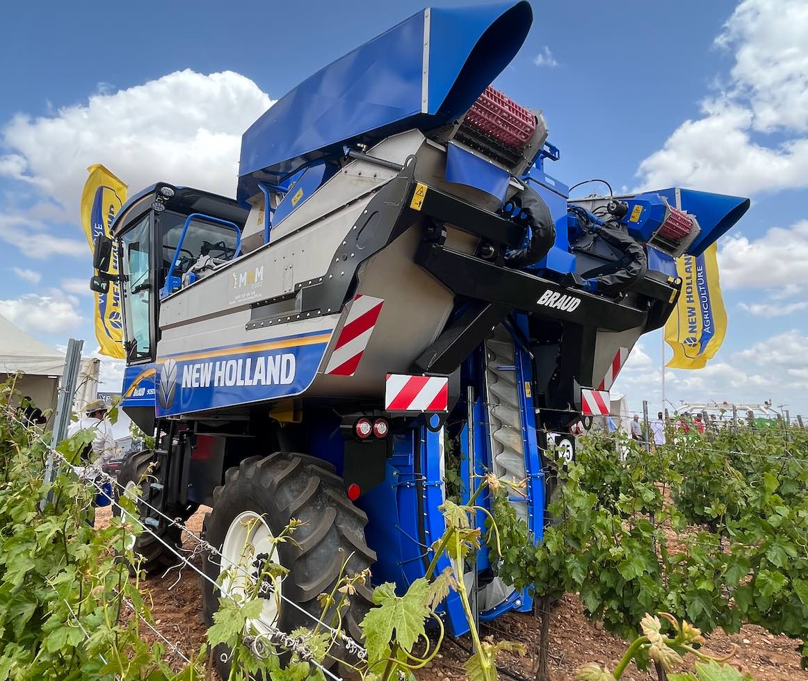 La vendimiadora Braud 9050 de New Holland en Demoagro