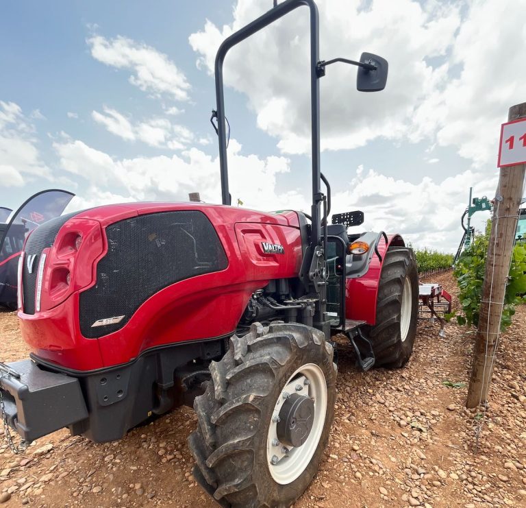 FPT Industrial impulsa la gama New Holland TE6 Straddle Tractor