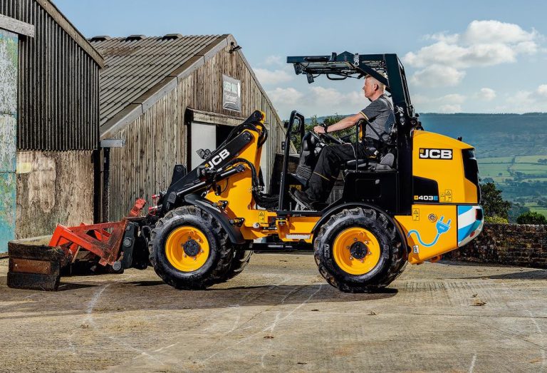 JCB amplia de gama eléctrica E-TECH con la pala compacta 403E