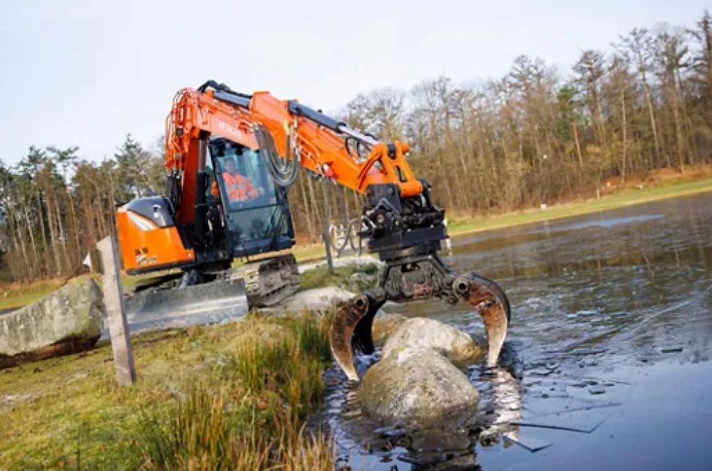 Hitachi presenta dos nuevos modelos de excavadoras compactas