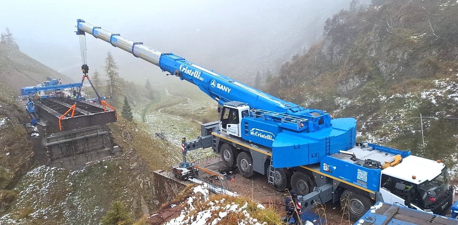 La grúa SAC2500E de SANY en las montañas de Italia