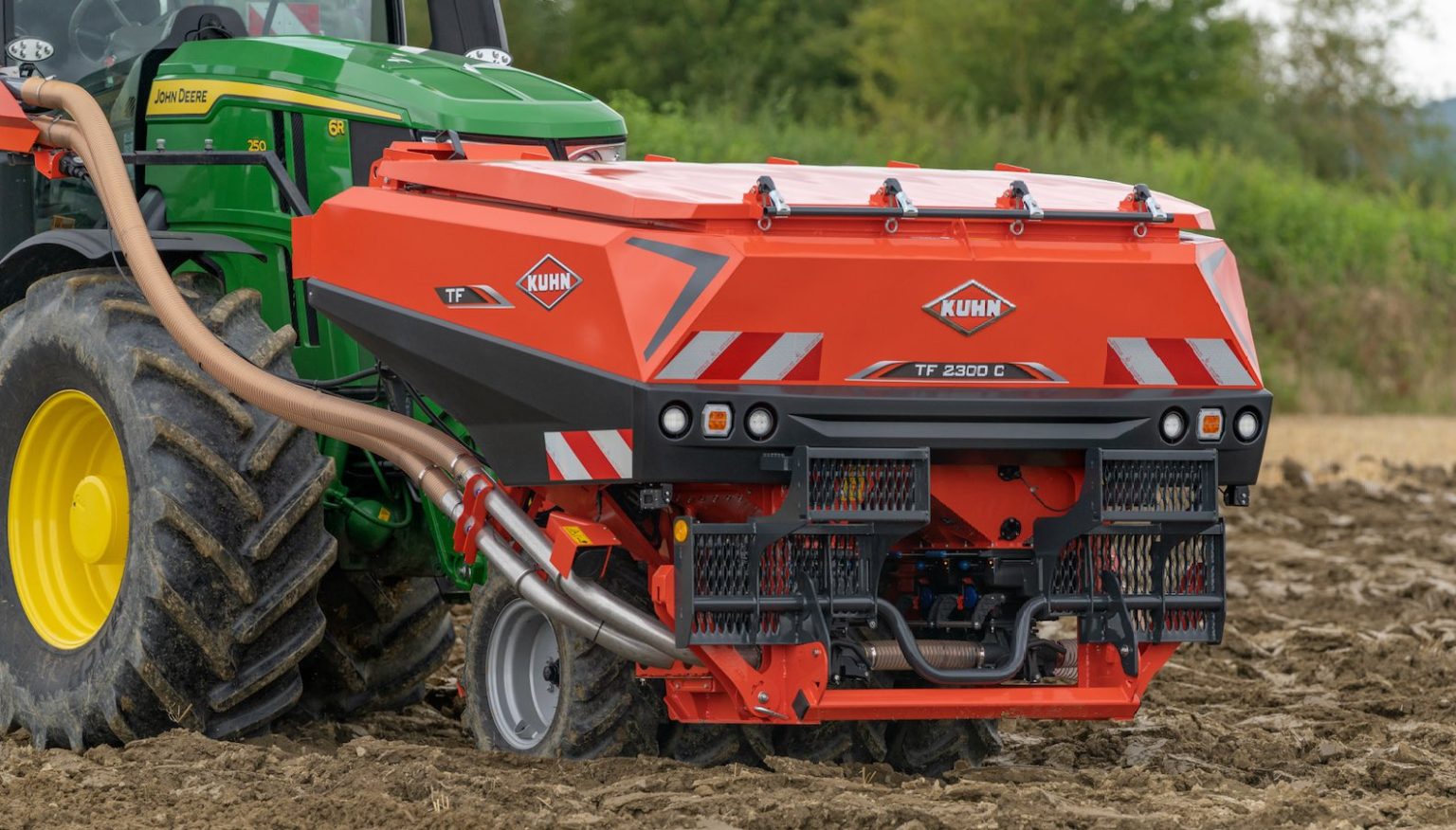 KUHN presenta la nueva tolva doble frontal TF 2300 C