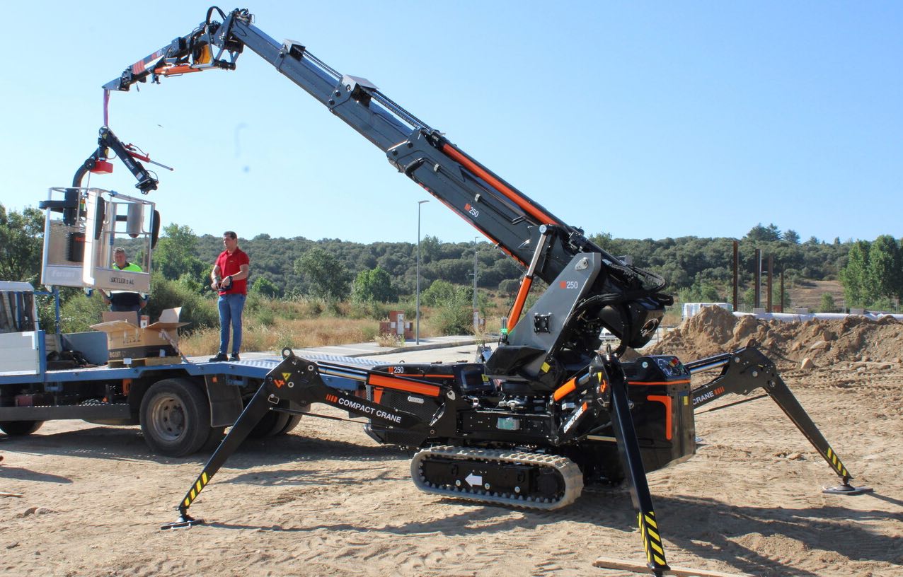 PALFINGER Ibérica entrega una mini grúa BG LIFT M250 híbrida